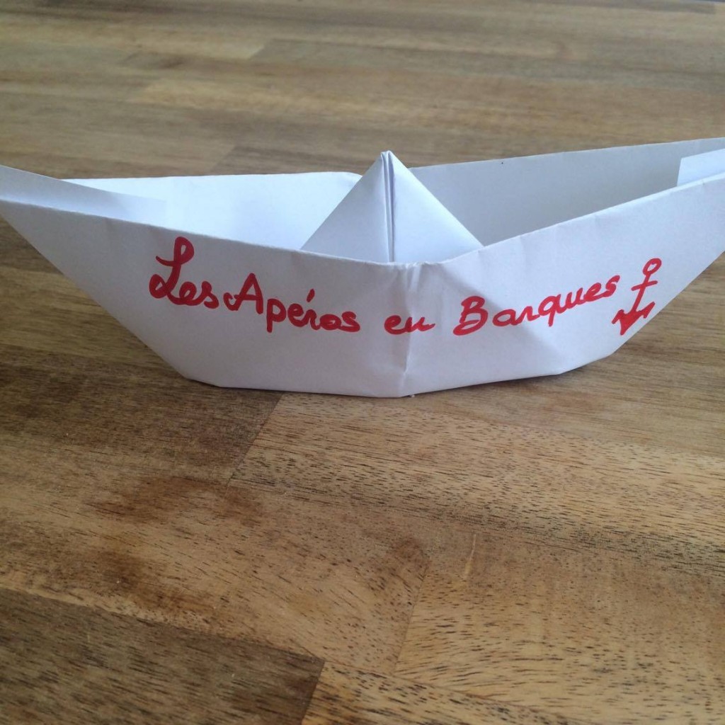 Barques Apéro En Barques Sur Leau La Fille à Lenvers